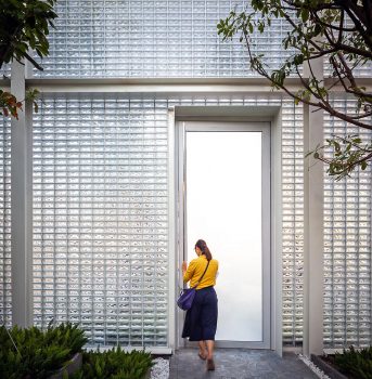 AMBIENTES | The Glass Fortress por Archismith Architects