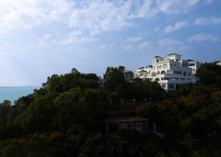 AMBIENTES | Miyue Blue and White Island Pool Homestay por GS Design