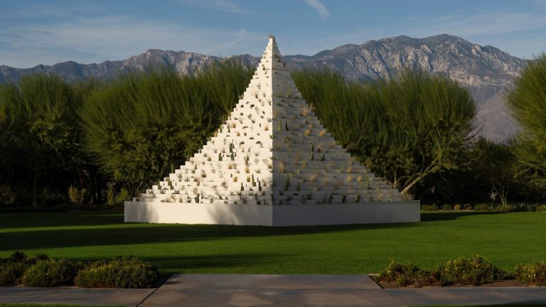 AMBIENTES | Living Pyramid por Agnes Denes
