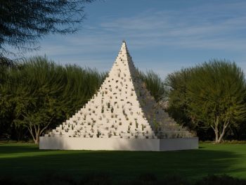 AMBIENTES | Living Pyramid por Agnes Denes