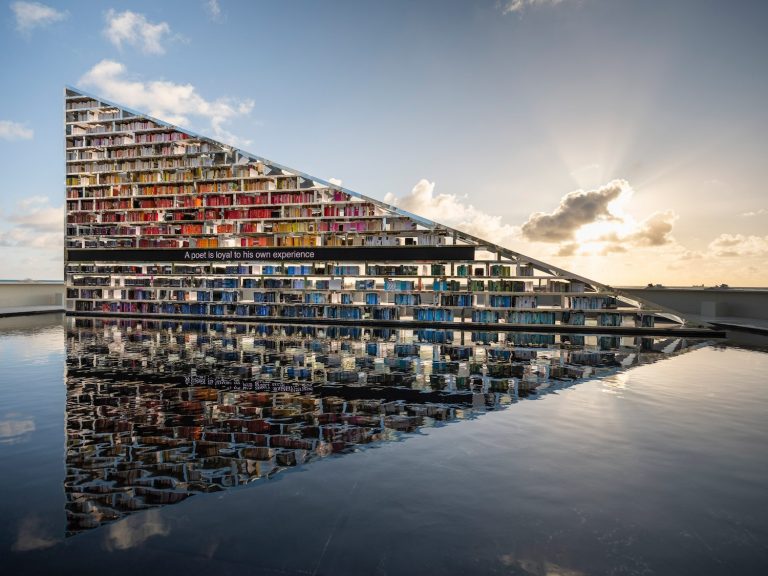 AMBIENTES | Library of Us por la artista británica Es Devlin